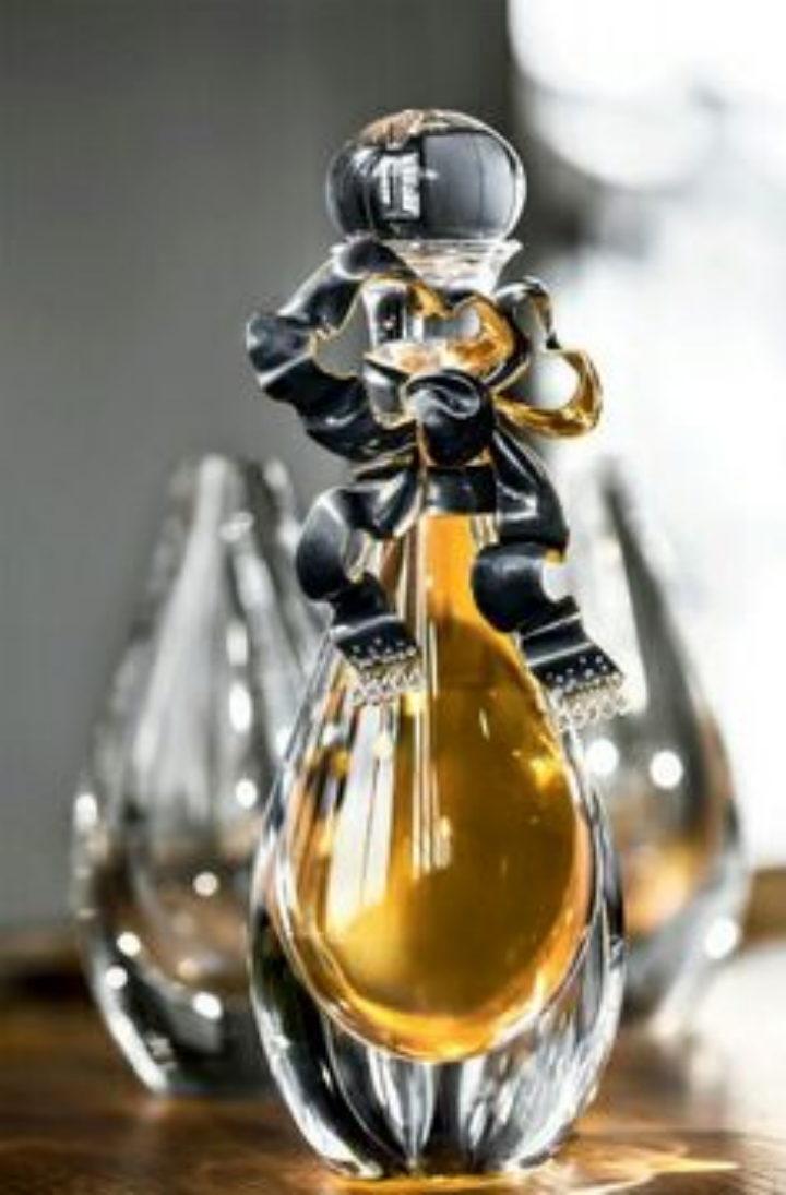 Unlock Perfume Success with Bottle Design Magic!